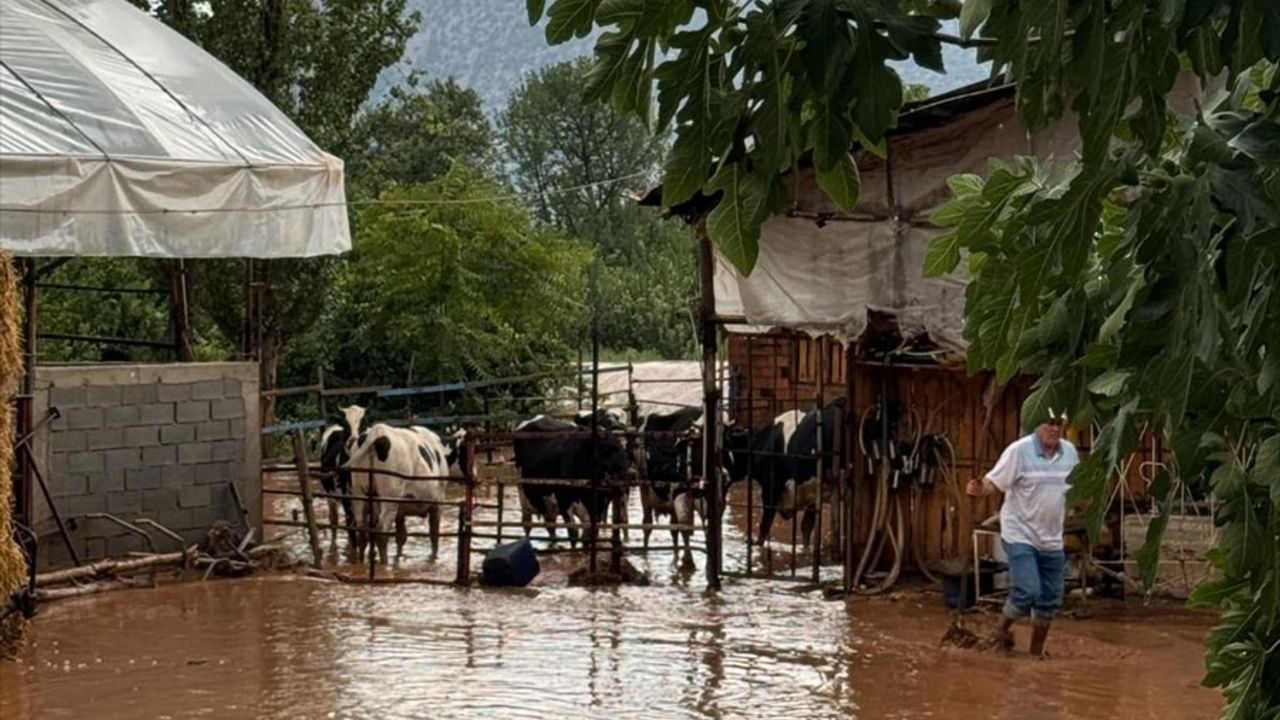 Elmalı'da Sağanak Yağış Hayatı Olumsuz Etkiledi Elmalı'da Sağanak Yağış Hayatı Olumsuz Etkiledi