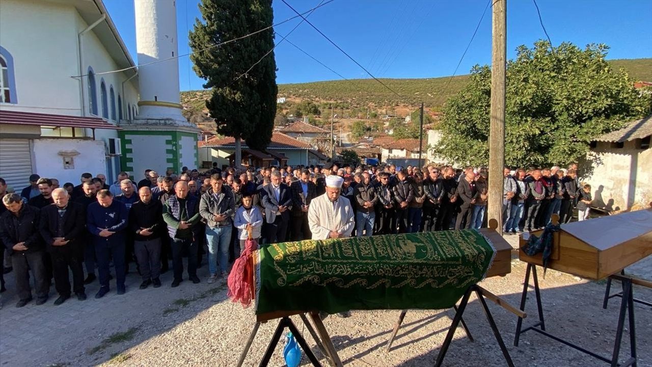 Aksaray'daki Trafik Kazasında Hayatını Kaybeden Tunalılar Balıkesir'de ... Aksaray'daki Trafik Kazasında Hayatını Kaybeden Tunalılar Balıkesir'de ...