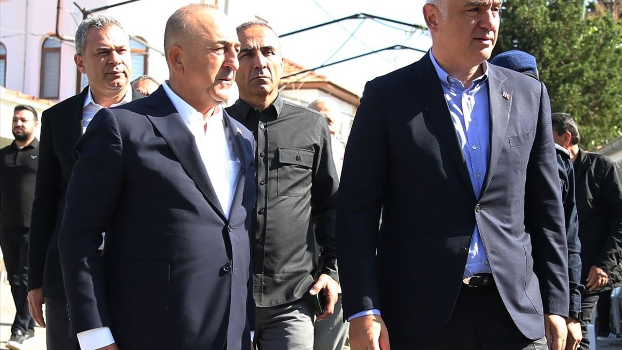 Bakan Ersoy ve Bayramov'dan Mevlüt Çavuşoğlu'na Taziye Ziyareti Bakan Ersoy ve Bayramov'dan Mevlüt Çavuşoğlu'na Taziye Ziyareti