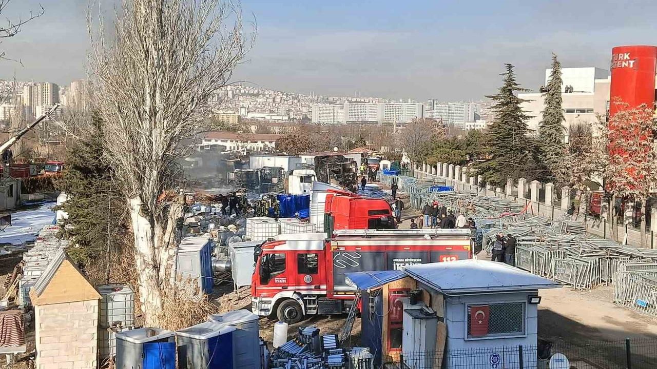 Ankara'da Emniyet Yediemin Otoparkı'nda alkol yüklü tırlarda yangın