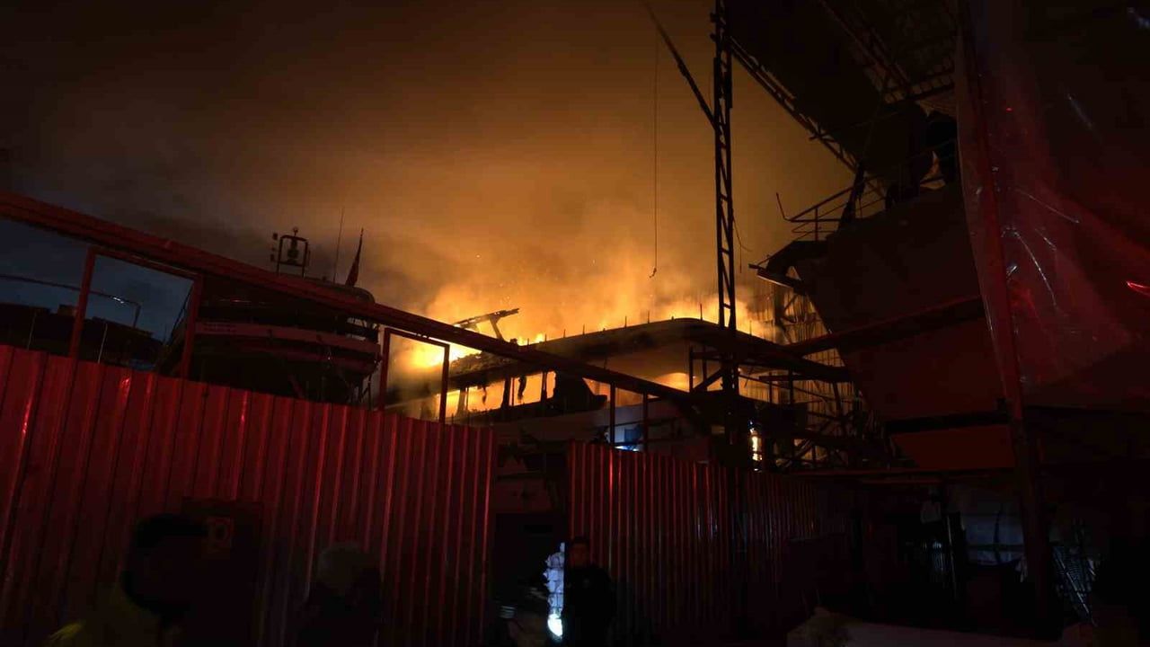 Fethiye Karagözler Mahallesi'nde tersanede ahşap tekne yangını ...