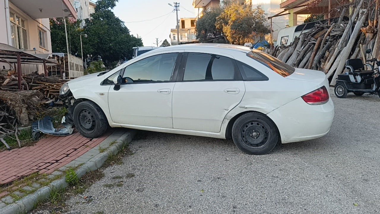 Manavgat Sorgun'da kontrolsüz kavşakta çarpışma: 2 kişi yaralandı