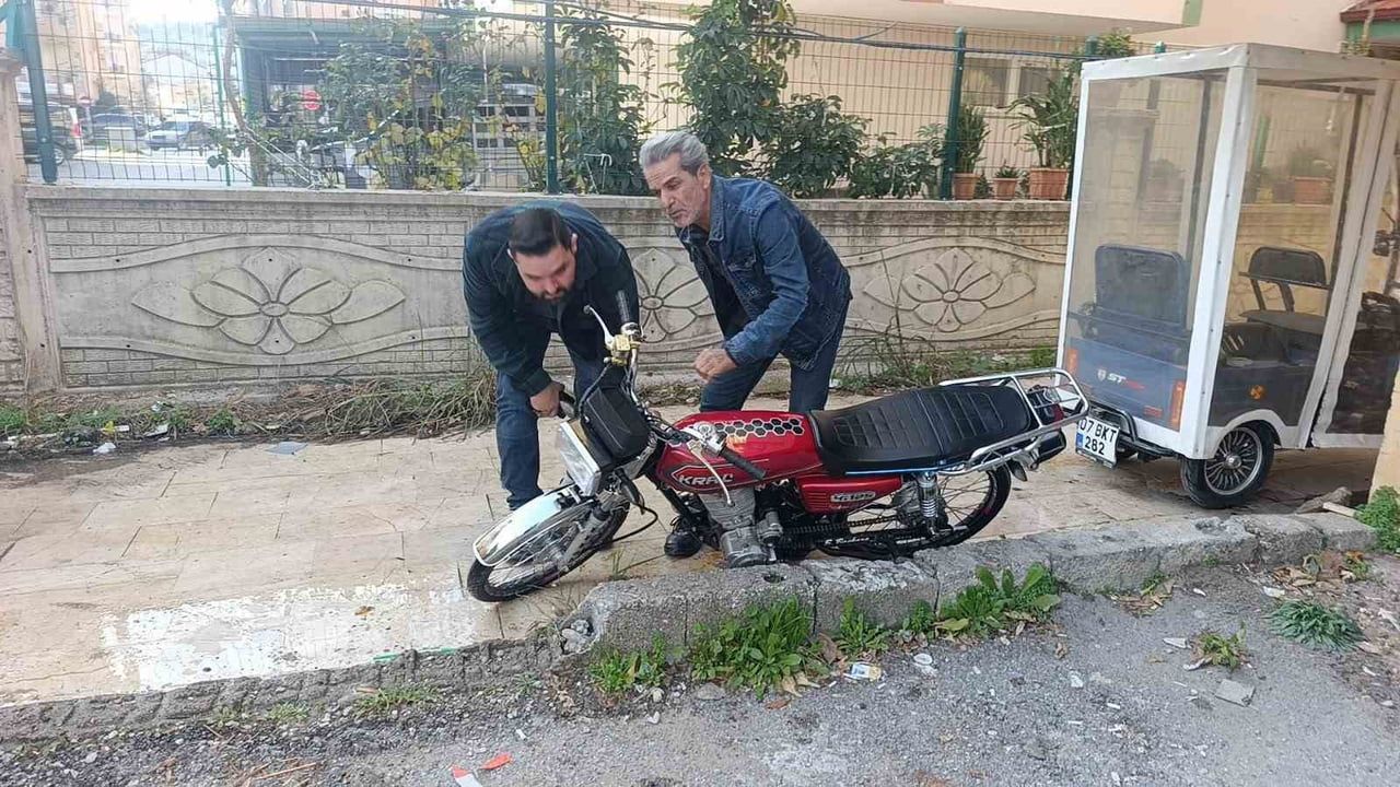 Manavgat'ta trafikten men edilen plakasız motosikleti bırakıp kaçan ...