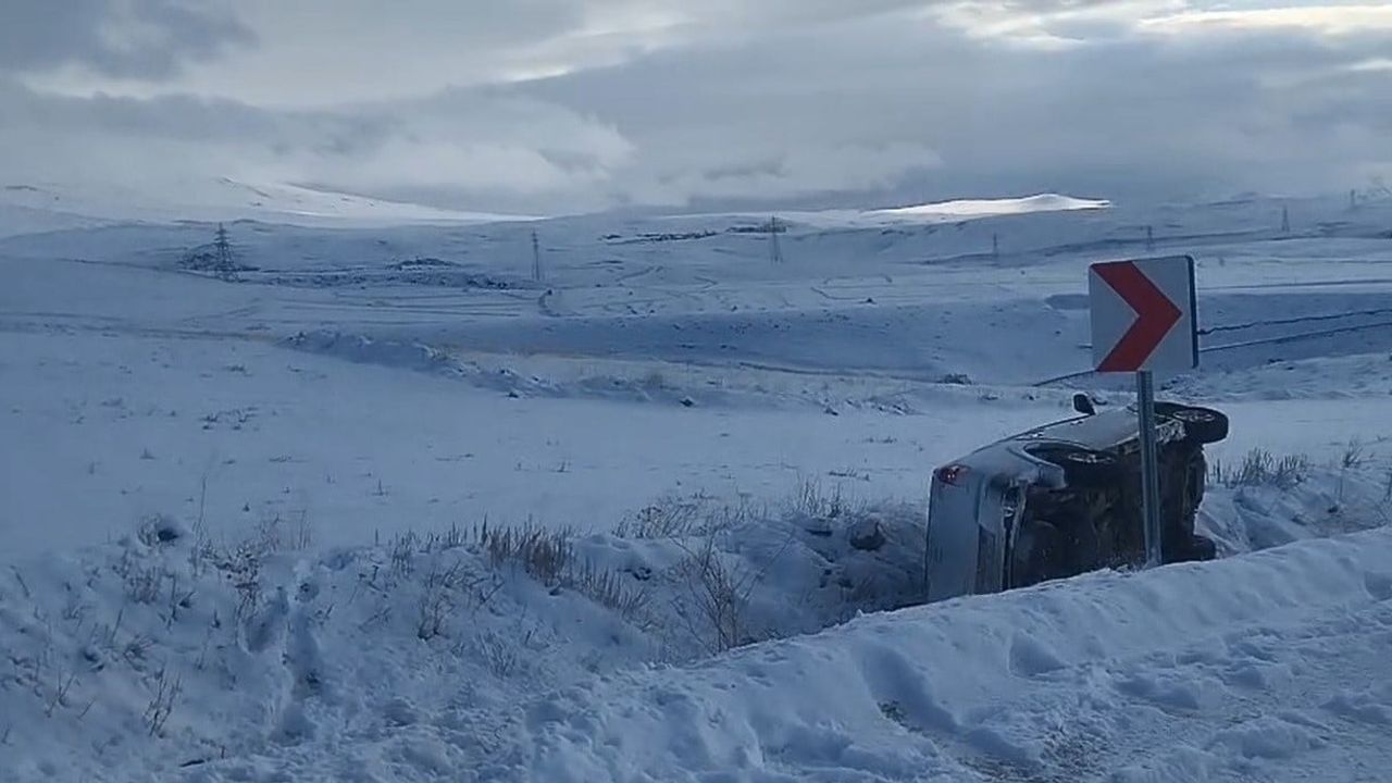 Sarıkamış-Karakurt karayolunda otomobil takla attı: 1 yaralı