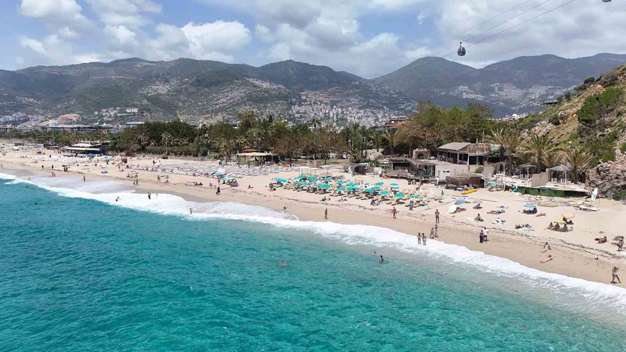 Alanya'da yaz havası sahilleri doldurdu: Kleopatra Plajı yoğun ilgi gördü