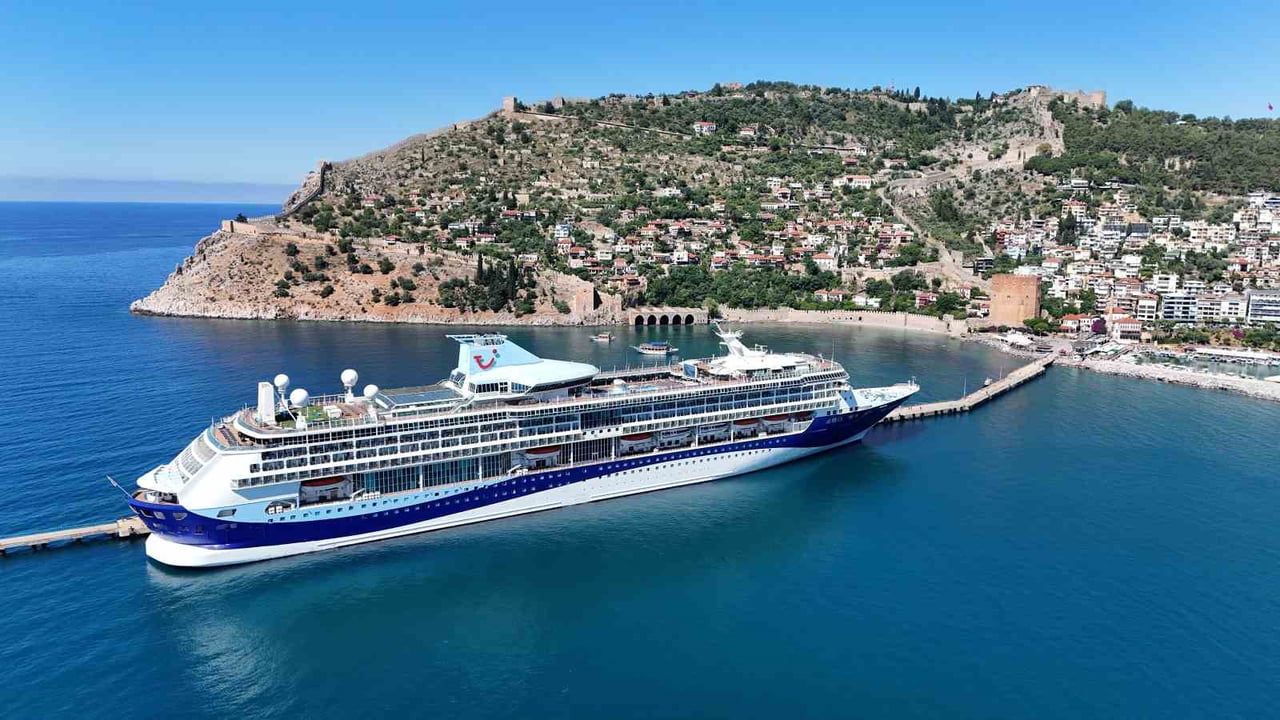 Alanya’ya Malta bandıralı Marella Discovery kruvaziyeriyle 1.767 turist ...