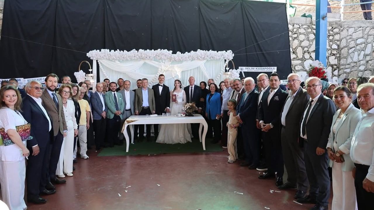 Babadağ'da Başkan Murat Kumral, Kızının Nikâhını Bizzat Kıydı ve ...