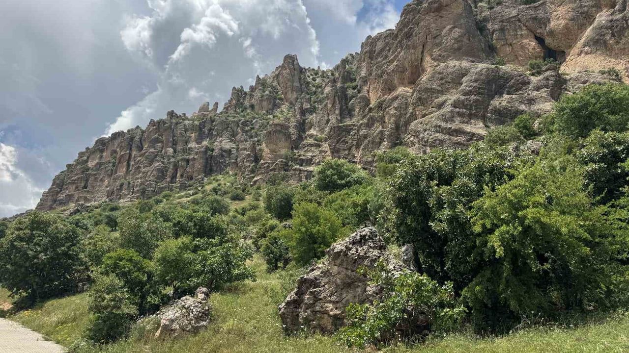 Diyarbakır Çermik'teki Gelincik Dağı: Güneydoğu'nun 'Kapadokyası ...