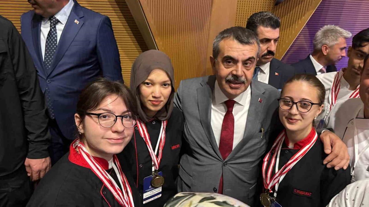 Gedizli Öğrenciler İstanbul'da 1 Altın 1 Bronz Madalya Kazandı; Bakan ...