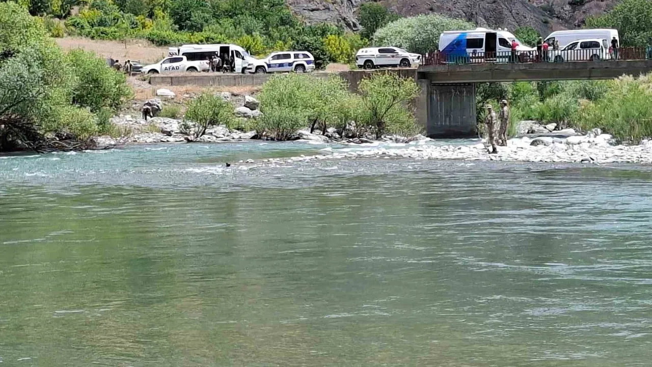 Genç'te Sarım Çayı'nda akıntıya kapılan şahsı arama çalışmaları sürüyor