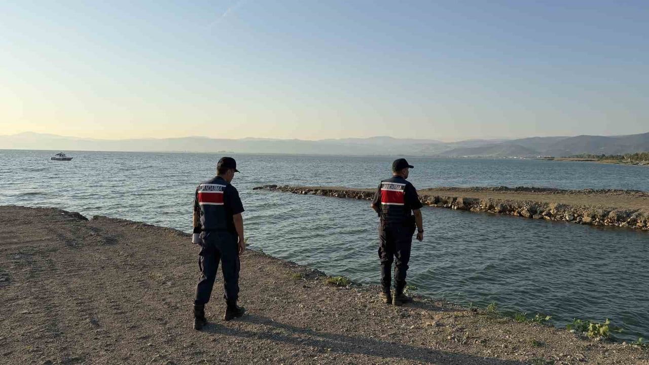 İznik Gölü'nde oğlunu kurtarmaya çalışırken hayatını kaybeden emekli ...