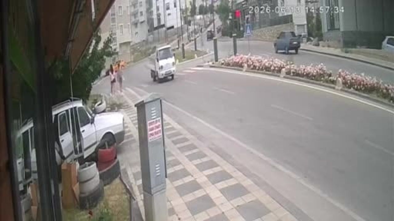 Kaldırıma çarpan motosikletin yola savurduğu sürücü yaralandı