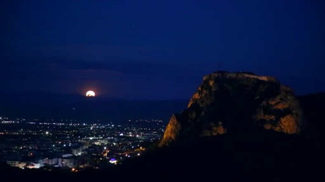 Karahisar Kalesi ve Ay'ın Timelapse Görüntüsü: AKÜ'lü Hakan Yılmaz'dan ...