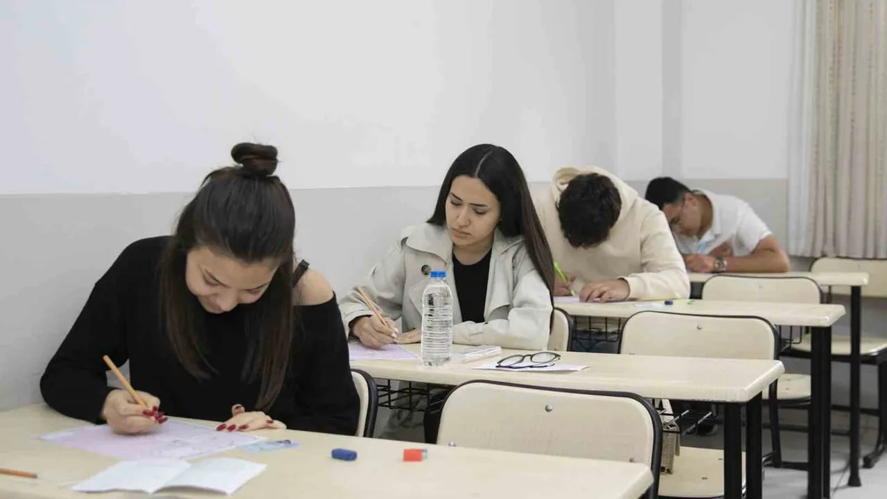 Mersin'de uzmanlardan YKS adaylarına kaygıyla başa çıkma ve destek ...