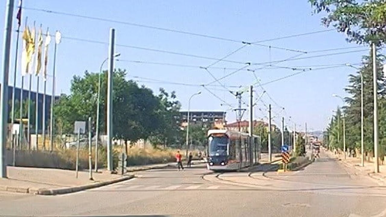 Tramvayda tutunarak paten kayan iki çocuk tehlike yarattı