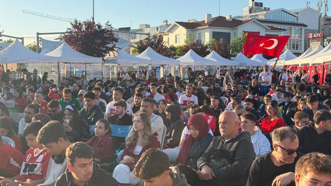 Yalova'da dev ekranda milli maç heyecanı