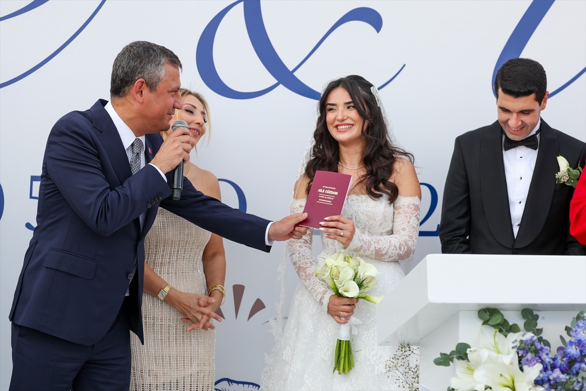 CHP Genel Başkanı Özgür Özel, Nikah Şahideliği Yaptı