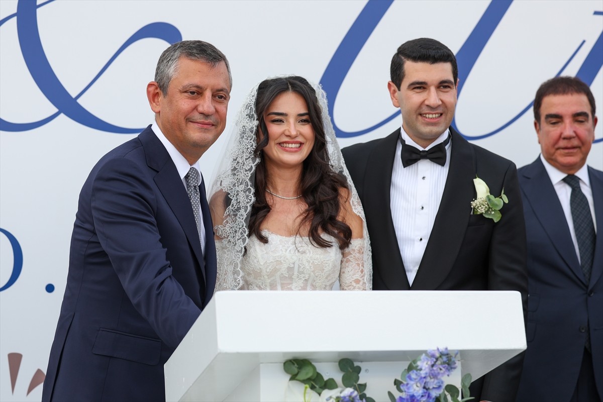 CHP Genel Başkanı Özgür Özel, Nikah Şahideliği Yaptı