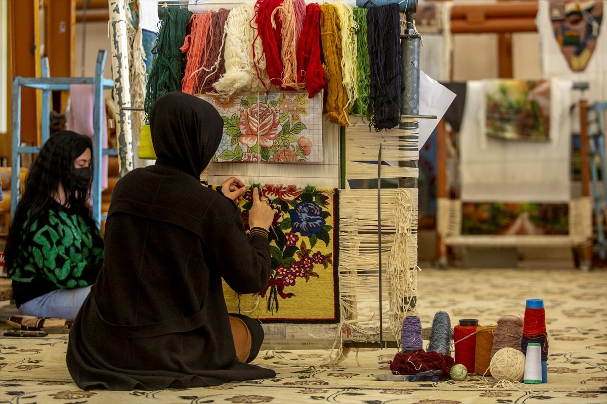 Erbil'deki Kadınlar, Hayallerini Geleneksel Halılara Nakşediyor