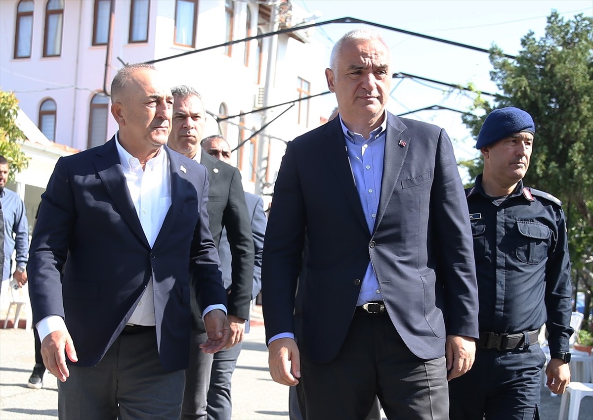 Bakan Ersoy ve Bayramov'dan Mevlüt Çavuşoğlu'na Taziye Ziyareti Bakan Ersoy ve Bayramov'dan Mevlüt Çavuşoğlu'na Taziye Ziyareti