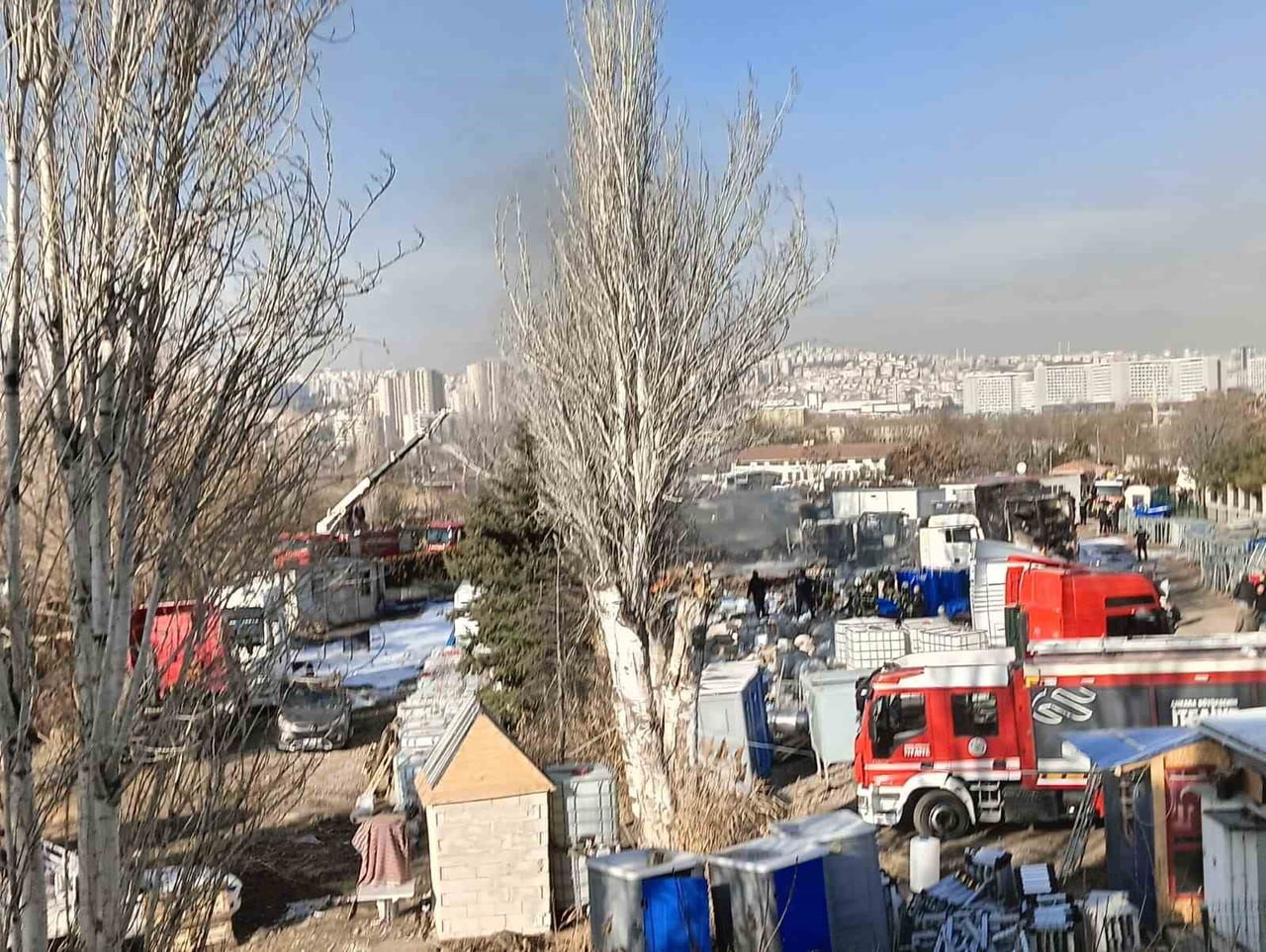 Ankara'da Emniyet Yediemin Otoparkı'nda alkol yüklü tırlarda yangın