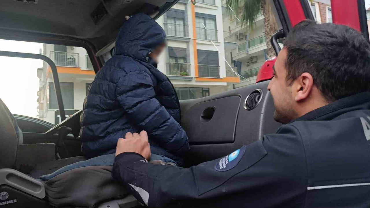 Manavgat’ta balkonda mahsur kalan çocuk komşuların ihbarıyla kurtarıldı