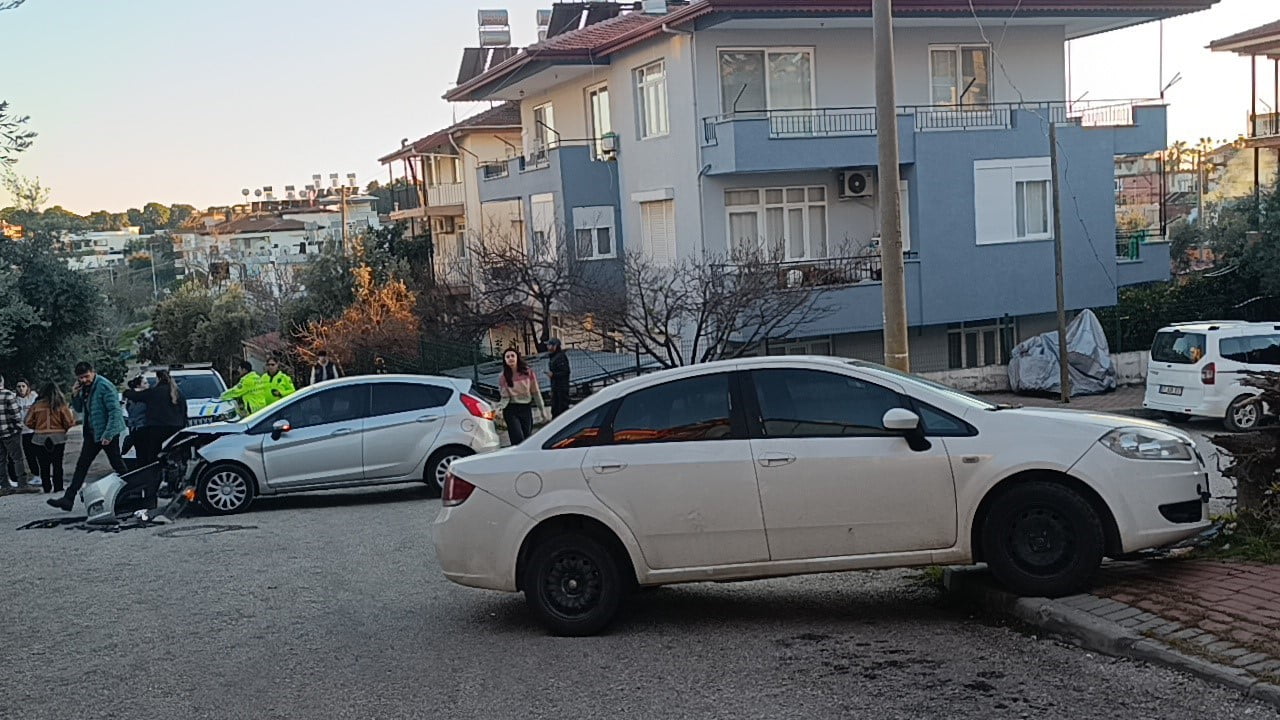 Manavgat Sorgun'da kontrolsüz kavşakta çarpışma: 2 kişi yaralandı