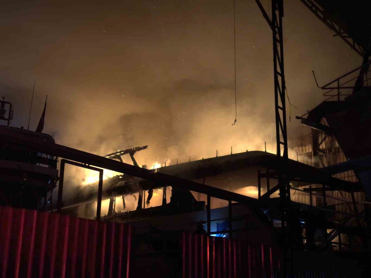 Fethiye Karagözler Mahallesi'nde tersanede ahşap tekne yangını ...