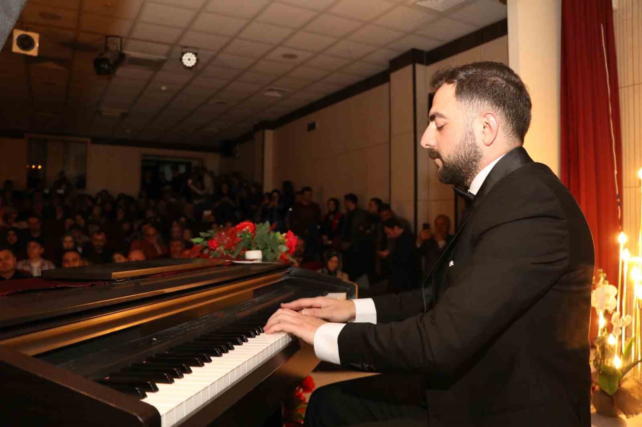 Oltu’da ilk piyano resitali: Kenan Yıldız’ın konseri ilçe halkından tam ...