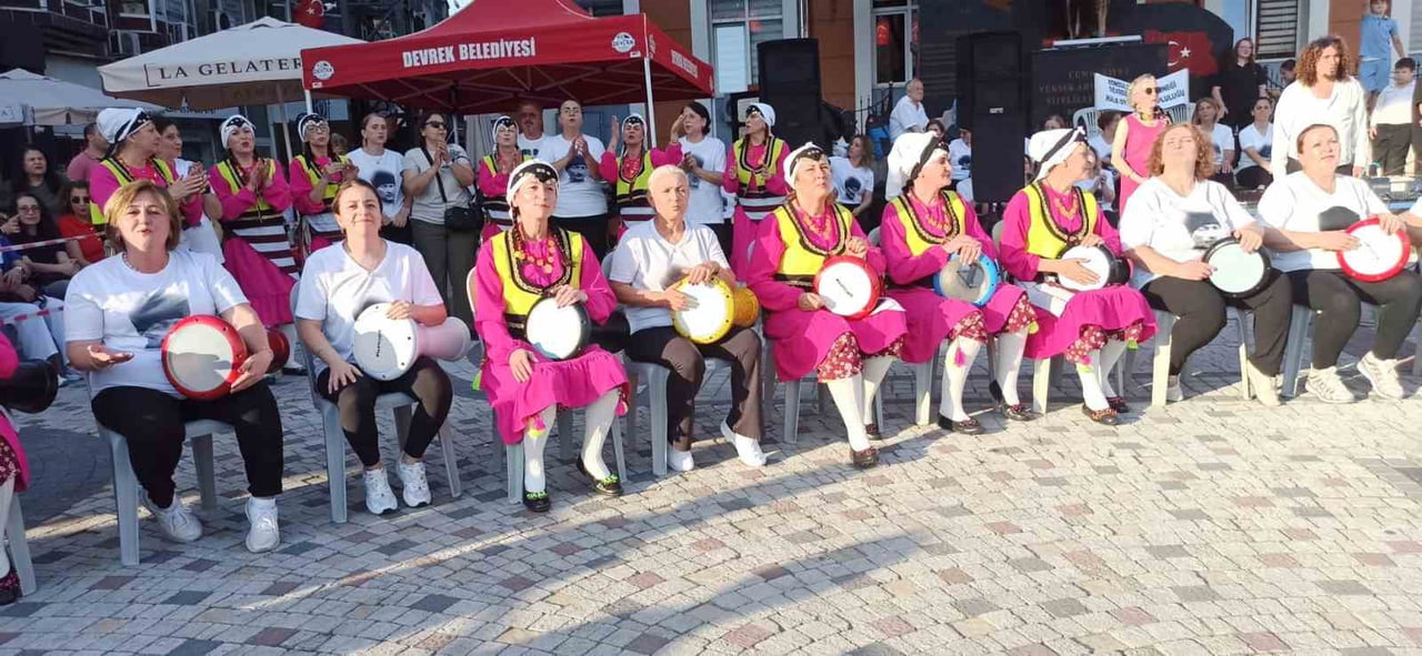 Devrek’te şenlikte darbuka ve halk oyunları coşkusu