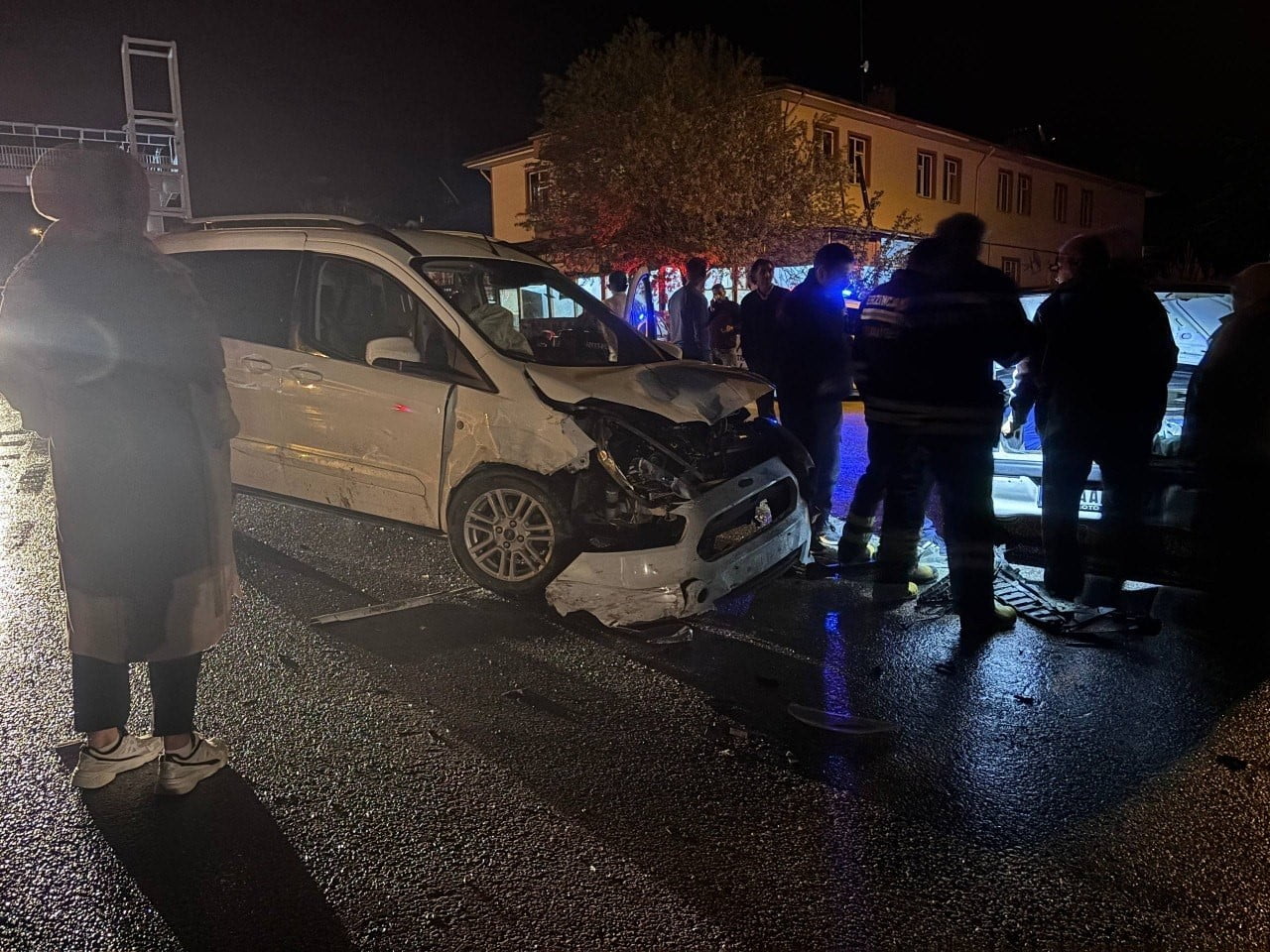 Erzincan-Gümüşhane karayolunda çarpışma: 5 yaralı, sıkışan kişi itfaiye ...