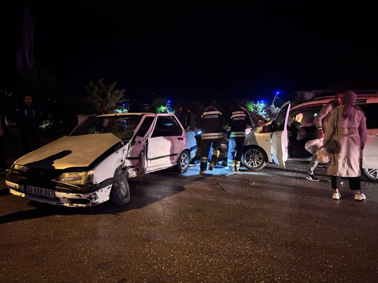 Erzincan-Gümüşhane karayolunda çarpışma: 5 yaralı, sıkışan kişi itfaiye ...