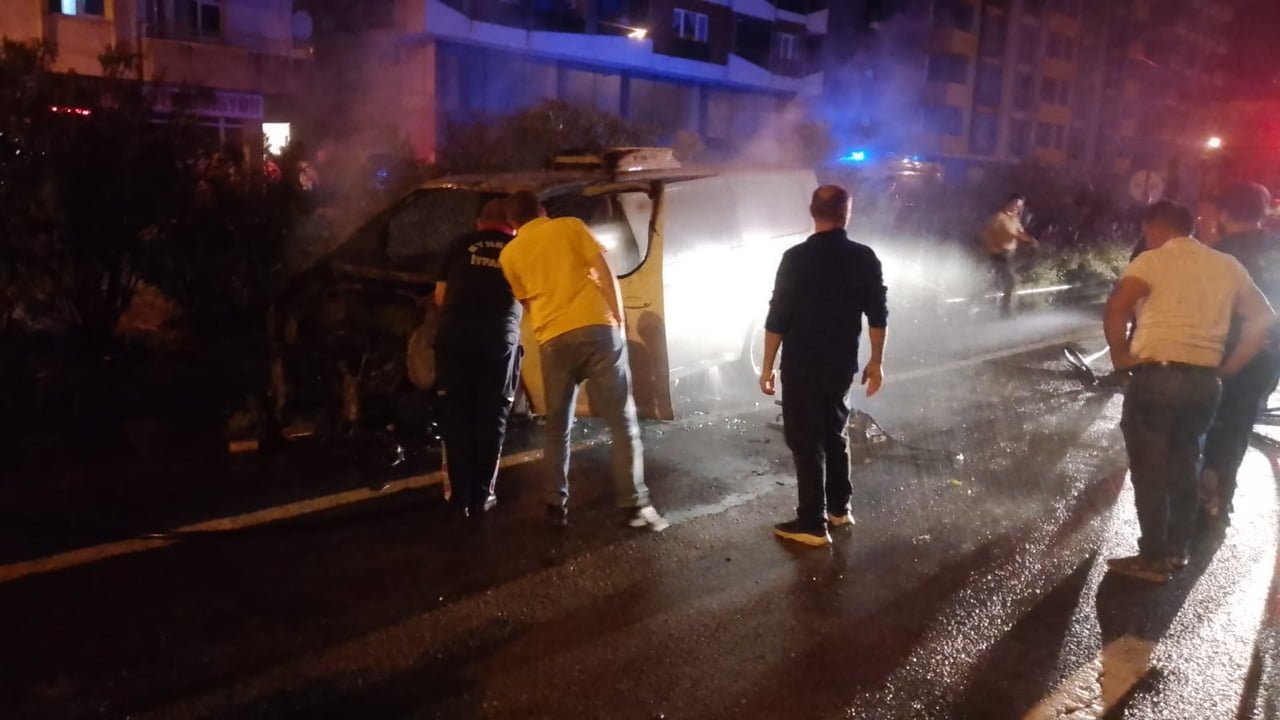 Giresun'da seyir halindeki otomobil alev alarak kullanılamaz hale geldi