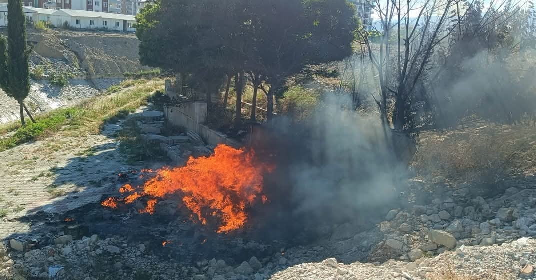 Antakya'da hurdalık ve çöplük yangını