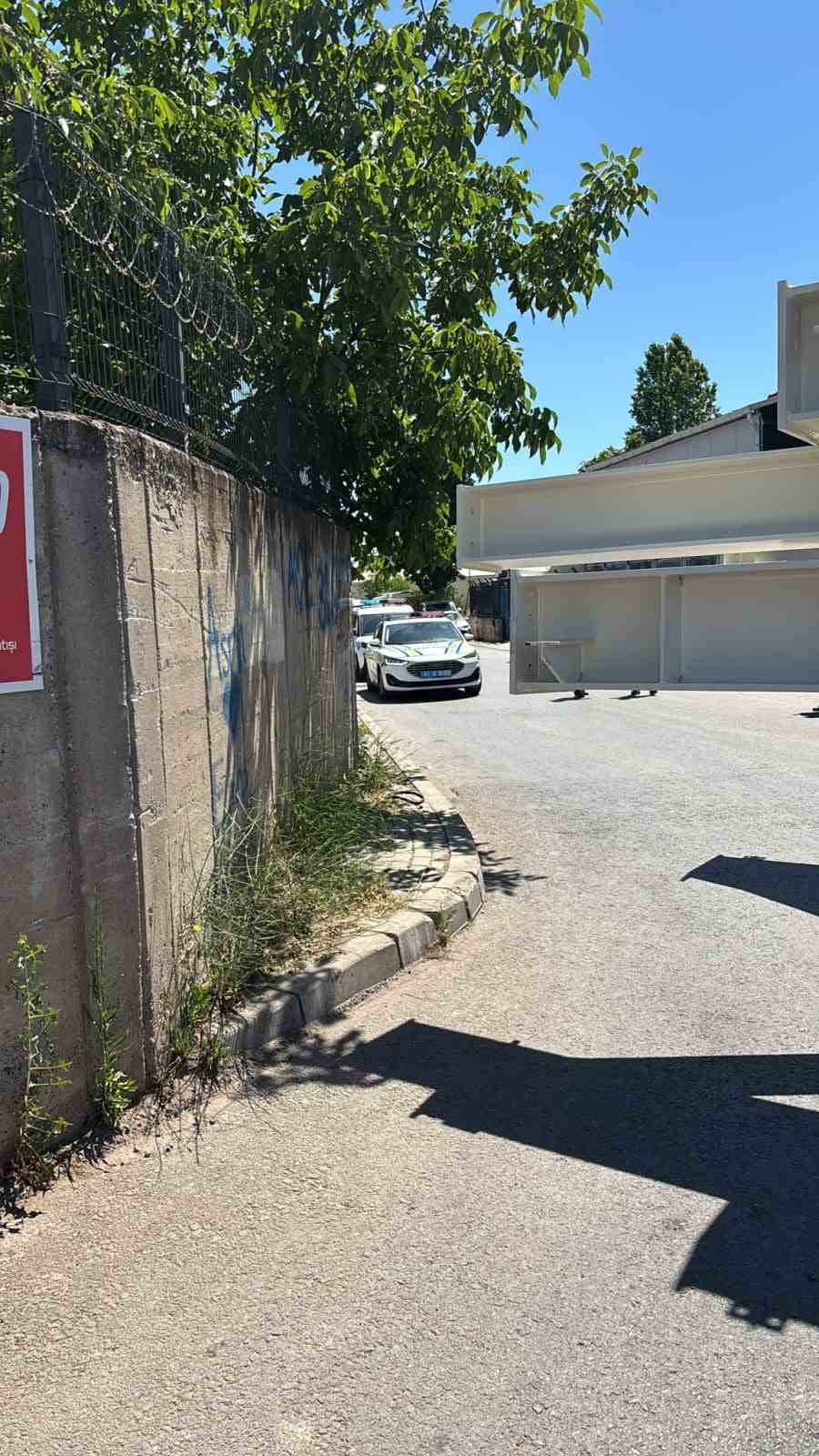 Gebze'de tır dorsesi ile bahçe duvarı arasında kalan 16 yaşındaki yaya ...
