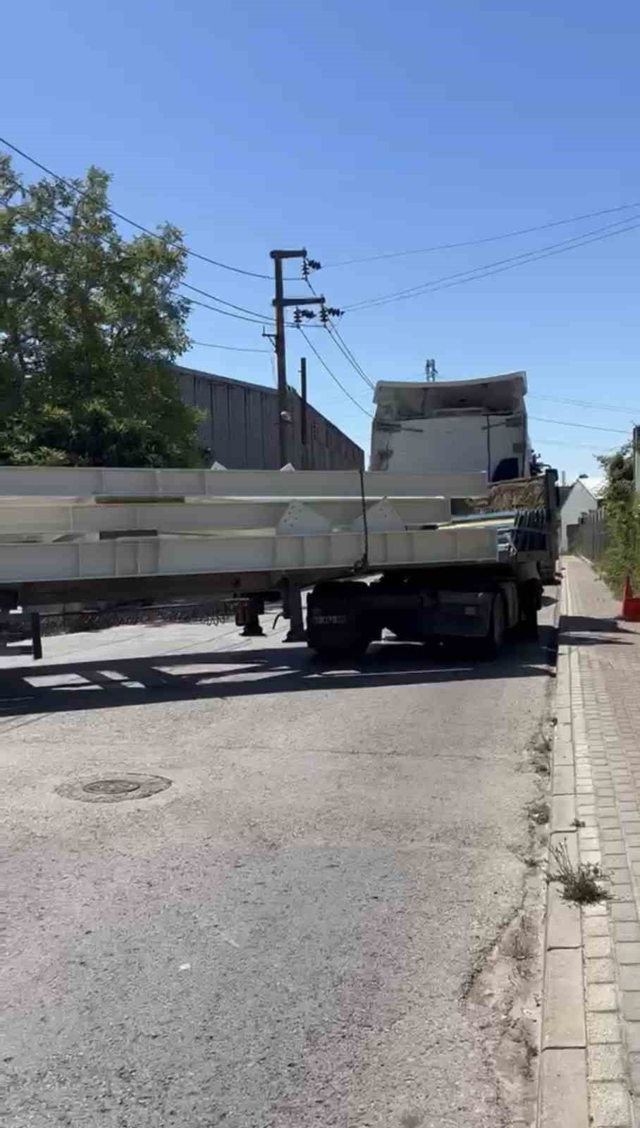 Gebze'de tır dorsesi ile bahçe duvarı arasında kalan 16 yaşındaki yaya ...