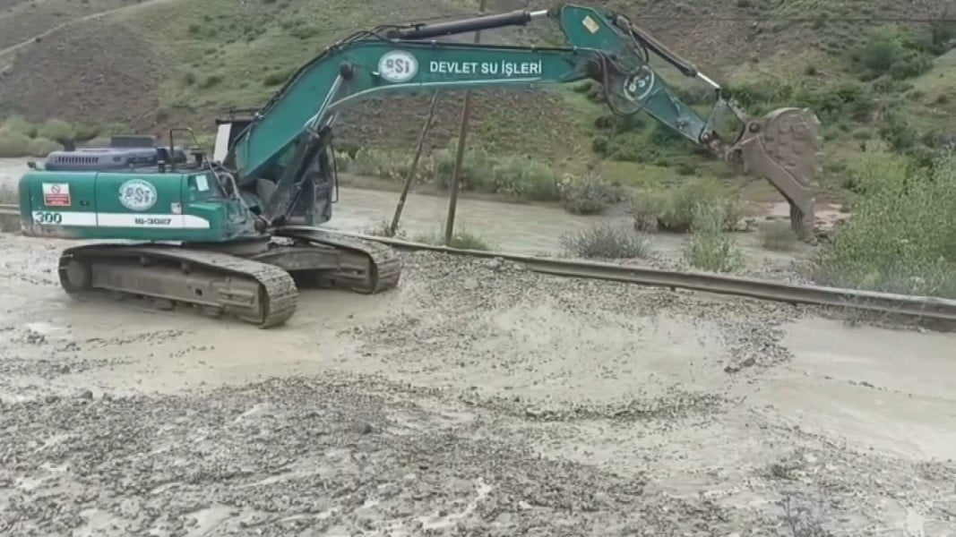 Erzincan-Kemah yolu selin ardından yeniden ulaşıma açıldı