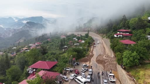 Kozan ve Feke kara yolunda heyelan, motosiklet toprak altında kaldı